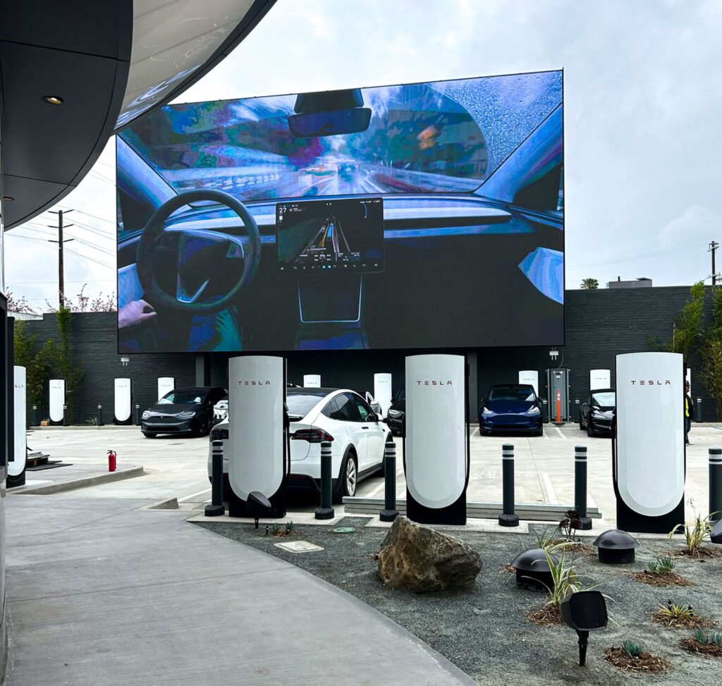 Tesla Hollywood Diner abre hoje com 80 Superchargers V4 e cinema drive ...