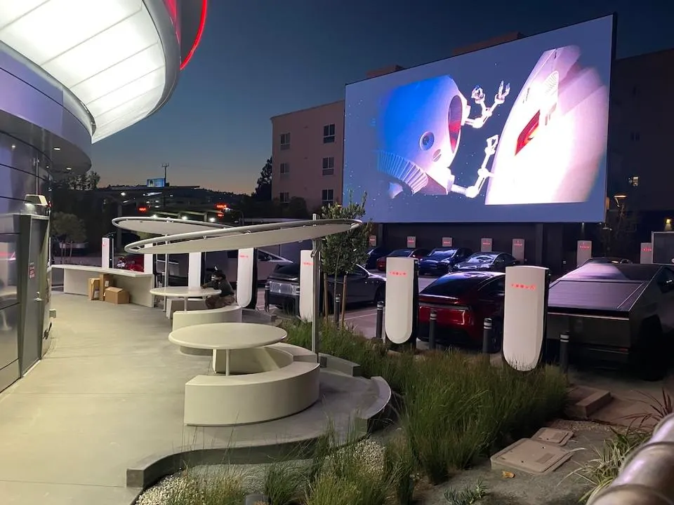 Tesla Hollywood Diner abre hoje com 80 Superchargers V4 e cinema drive ...